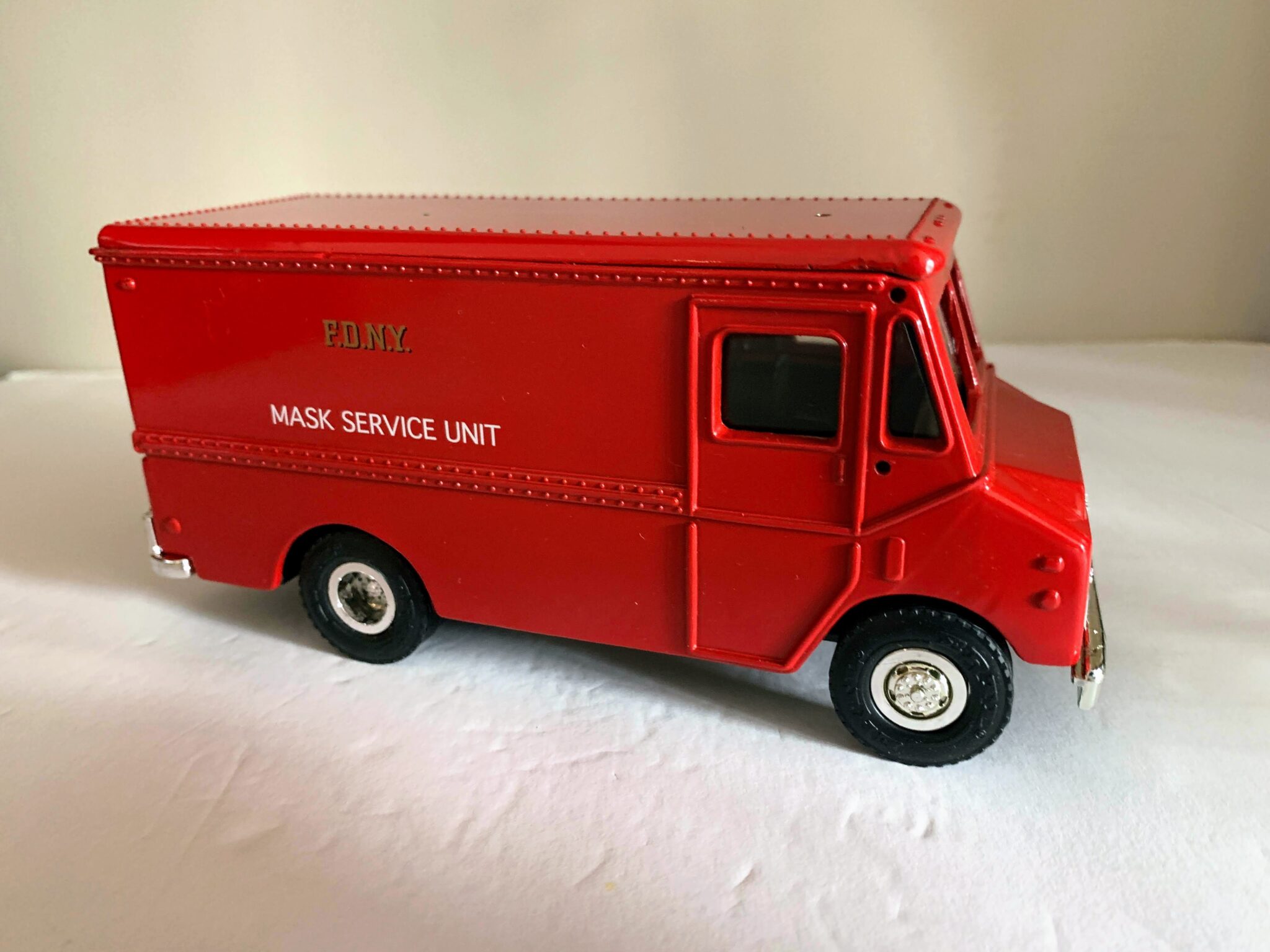 Grumman Route Star Van, FDNY - The Fire Bell