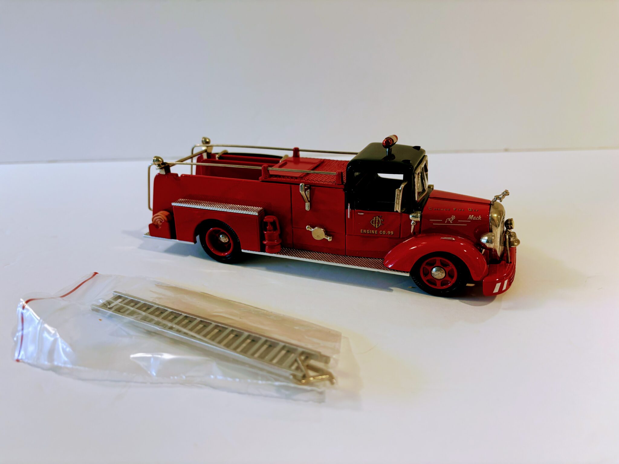 Ashton - Chicago 1954 Mack Type 95 Pumper No. 99 - The Fire Bell